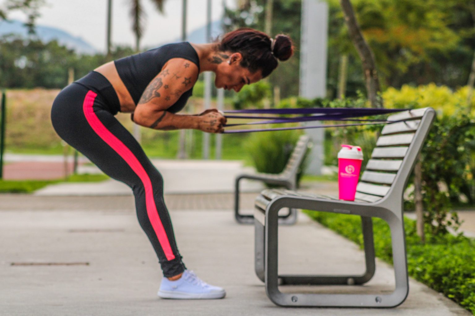 8 exercícios com elástico para manter a forma - Webrun